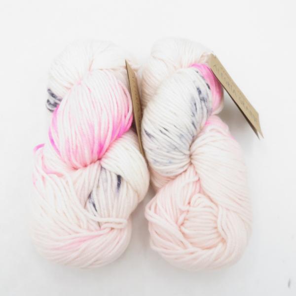 ■商品コードec16533■商品情報アイテム: 毛糸カラー: ホワイト x ピンク品質表示: メリノスーパーウォッシュ75％ ポリアミド25％毛糸の太さ: 並太[ 保証期間 ] 初期不良（到着から1週間）のみ■商品詳細[ 全体 ]ココロード...