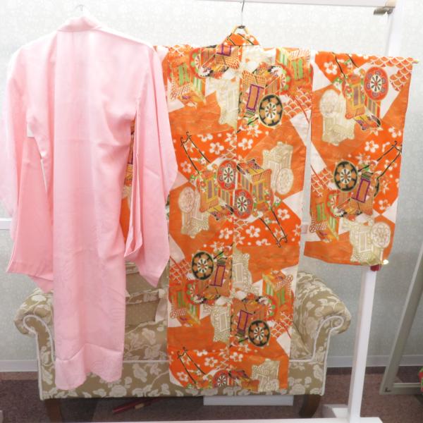 ■商品コードki9416AB■商品情報アイテム: 子供着物対象: ガールズカラー: オレンジ× オフホワイト x 多色品質表示: ポリエステル身丈(肩から)：117cm裄丈：54cm袖丈：68cm前幅：29cm後幅：22.5cm[ 保証期間...