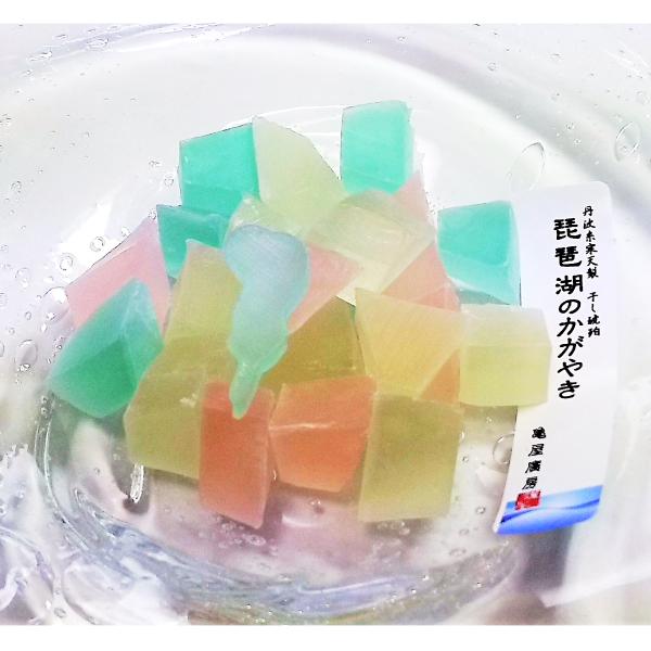 琵琶湖のきらめきをお菓子にぎゅっと凝縮しました。外はかりっと中はやわらかな寒天製のお干菓子です。琵琶湖以外にも季節のお花や鮎の形の干菓子もお入れしております。＊こちらの商品は丹波糸寒天製を100％使用しております。お箱サイズ：7cm×12c...