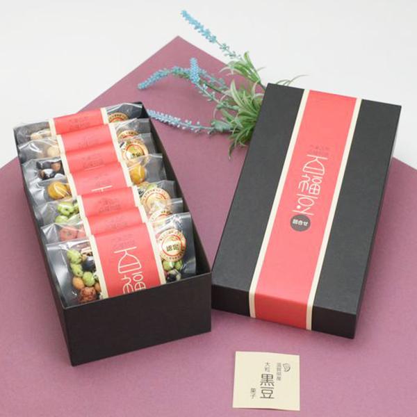 安政元年創業の県内老舗製茶業の家で育ったオーナーが、厳選した黒豆をお菓子「百福豆」にしました。＜セット内容＞●きなこ味：滋賀県産黒豆にきなこがかかっています。絶妙な美味しさがリピーターを生み続けています。●六種ミックス：炒り黒豆、うめじそ、...