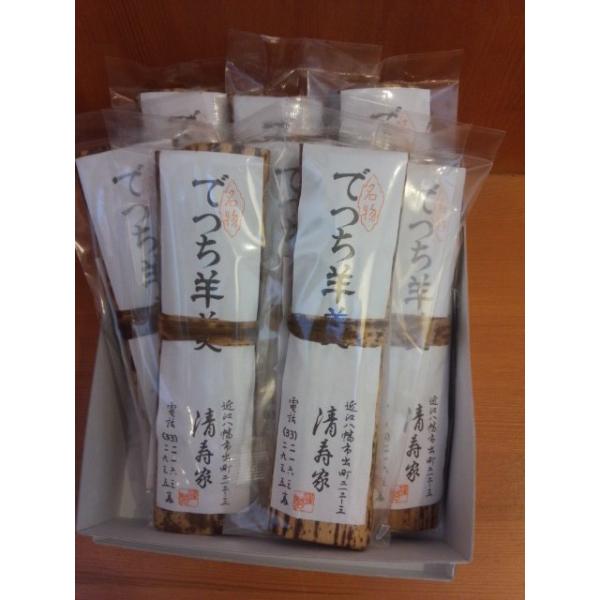 当店の「でっち羊羹」は家伝の技法により「こしあん」に小麦粉を加えて練り上げ、竹の皮の移り香が程よく素朴な味わいです。商人の町、近江八幡から全国各地へ丁稚奉公に出ている子どもたちが藪入りの際、奉公先の主人へのお土産として持ち帰ったことからその...