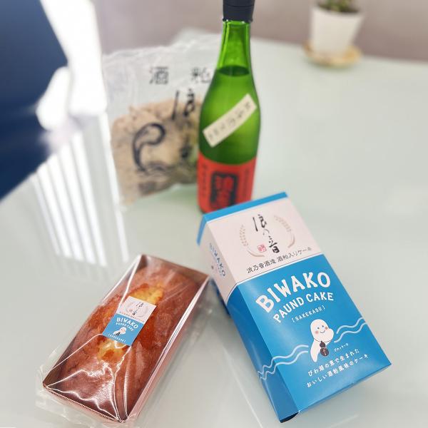 滋賀の銘酒蔵【浪乃音酒造】の酒粕を使用したパウンドケーキ。しっとりとした生地にほんのり酒粕の風味が感じられ、大変美味しく仕上がっております。是非一度ご賞味ください。内容量：約240g　箱サイズ：縦 80cm ・横 165cm・高さ 60cm...