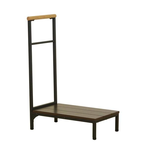 ●掴みやすい丸棒状の手摺りがついた玄関台で、玄関の昇り降りの負担を軽減することができます。●シックな木目調の地板は、滑りにくいすのこ状で仕上げました。●アジャスター付きで、勾配のある玄関でも水平に設置できます。●片手摺り仕様　幅61cmで、...