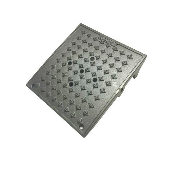 高さ100mm段差用の鋳物製段差プレートです。付属の連結用ボルトで繋げての使用が可能です。※つまづき防止やスムーズに乗り上げが出来る様サイドコーナーとの併用をオススメしております。日本国産の丈夫な鋳物製なので割れや変形が無く、通常使用で半永...