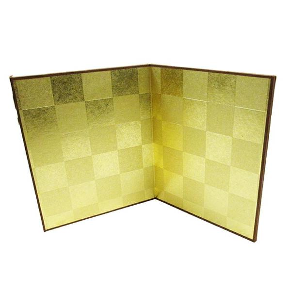 二つ折りの金屏風、市松模様です。市松模様は日本古来の模様で多種多様に使用されており、2020年の東京オリンピック・パラリンピックのエンブレムにも使用される程、日本人に愛されている模様だと思います。縁起が良いとされる市松模様で金色の屏風に仕立...