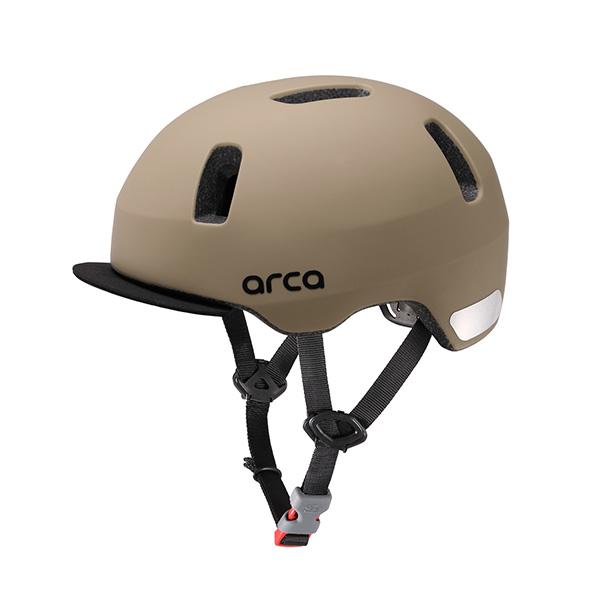 ファブリックバイザー付きオールラウンドヘルメット『ARCA(アルカ)』。ストリートスタイルを思わせるデザインとコーディネートに馴染むアースカラーで自転車の練習から普段のお出かけまで。フィットバンド：後頭部に取り付けたシリコン製バンドベルトは...
