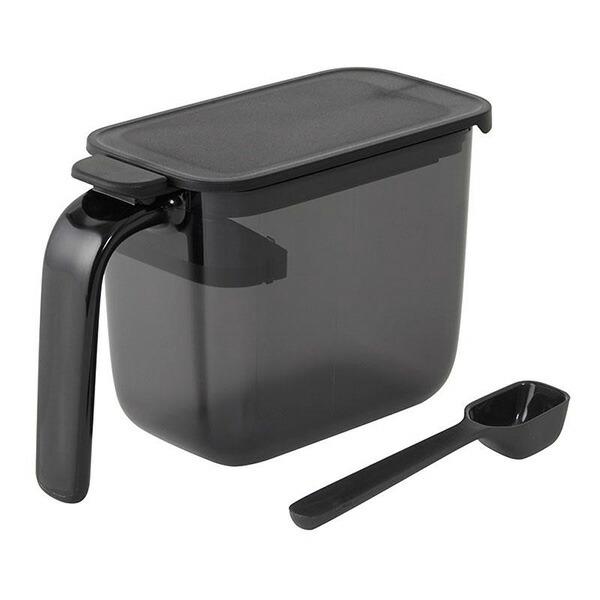 使いはじめのさらさらをずっとフタの内側にパッキンがついて空気が出入りしにくく調味料がかたまりにくい調味料ポットです。フタは手元のボタンで押し上げる仕組みになっているので、パッキンでギュっと閉まっていてもワンタッチで開けられます。持ちながらで...