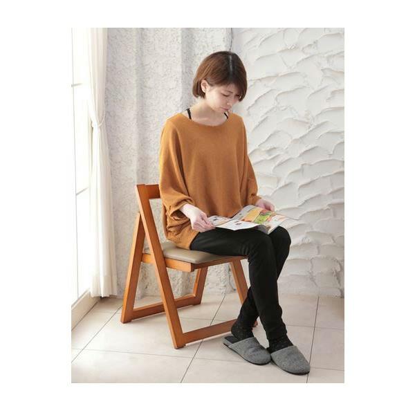 ダイニングチェアーの買い替え、買い増しに便利。来客時用の椅子としても使い勝手の良いチェアー。使わない時は折りたたんで隙間に収納可能。背もたれは背中にフィットするようにカーブになっています。背もたれは持ち手としても使えるので、持ち運びに便利。...