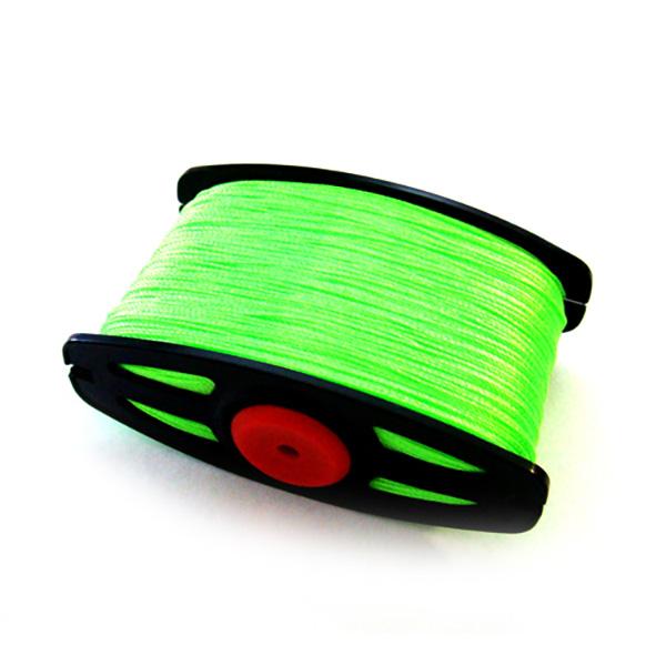 ポケットに入る薄型のケータイ水糸です。【用途】測量用水糸。【機能】ポケットサイズで持ち歩き作業がしやすい水糸です。落としても転がりにくい楕円型リールです。薄型で回転軸付だから、糸が出しやすく、手の中への収まりも良くなりました。よく見える蛍光...