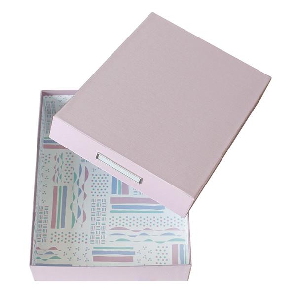 貼箱製造の技術を生かした、 B5サイズの用紙がすっぽり入るお道具箱。学校のお道具箱に、オフィスに、リビングに、カラフルな見せる収納として。ネームプレート付きなので仕分けにも便利です！【商品サイズ】縦(mm)　300横(mm)　230高さ(m...