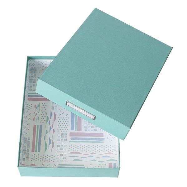 貼箱製造の技術を生かした、カラフルなデザインのA4サイズのデスクボックスです。A4サイズのクリアファイルや書類をゆとりを持って入れられるサイズ。大人も子供も使える、シンプルなデザインです。ネームプレート付きなので仕分けにも便利です！【商品サ...