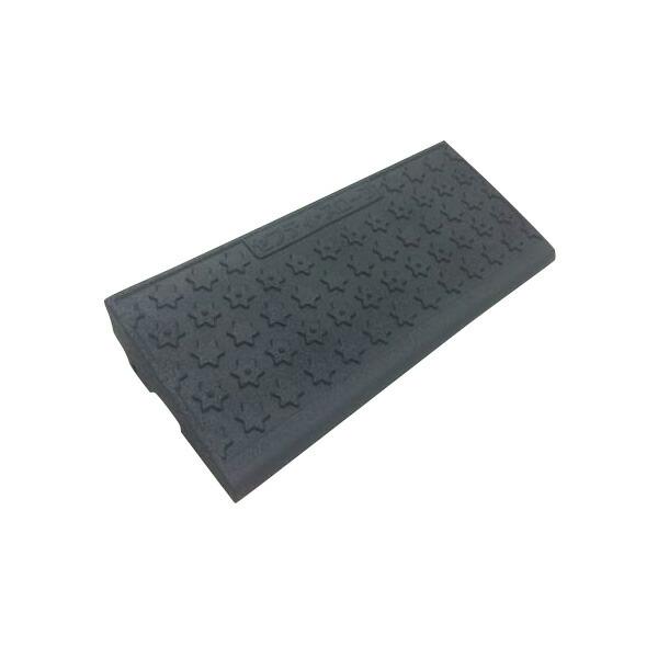 高さ100mm段差用のゴムチップ製段差プレートです。付属の連結用ボルトで繋げての使用が可能です。※つまづき防止やスムーズに乗り上げが出来る様サイドコーナーとの併用をオススメしております。日本国産の製品で特殊ゴムチップ製法なので凹凸にも馴染み...