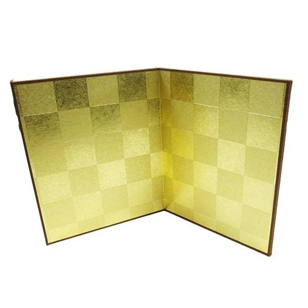 二つ折りの金屏風、市松模様です。市松模様は日本古来の模様で多種多様に使用されており、2020年の東京オリンピック・パラリンピックのエンブレムにも使用される程、日本人に愛されている模様だと思います。縁起が良いとされる市松模様で金色の屏風に仕立...