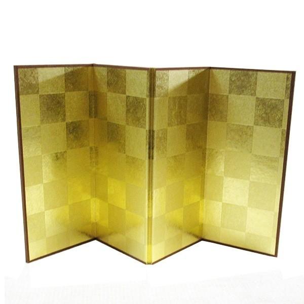 四つ折りの金屏風、市松模様です。市松模様は日本古来の模様で多種多様に使用されており、2020年の東京オリンピック・パラリンピックのエンブレムにも使用される程、日本人に愛されている模様だと思います。縁起が良いとされる市松模様で金色の屏風に仕立...