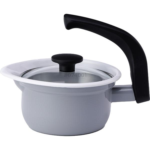 琺瑯の優しい素材感をまとった「え〜なポット」。ハンドルが上部にあるので、コンロで邪魔になりにくい形状です。調理の具合が確認しやすいガラス蓋には大・小の巣穴付き。湯切りする食材の大きさに合わせて使い分けられます。「大」はショートパスタや野菜を...