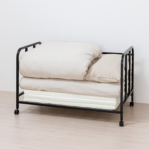 ・お掃除や移動も簡単にできるキャスター付きです（ストッパー付き）・棚の高さは3段階に変更できます・シングルサイズの敷きふとんが3つ折りで収まるサイズです・ふとん以外の整理・収納にも使えます●使用時(約)：幅106×奥行66×高さ64cm●重...