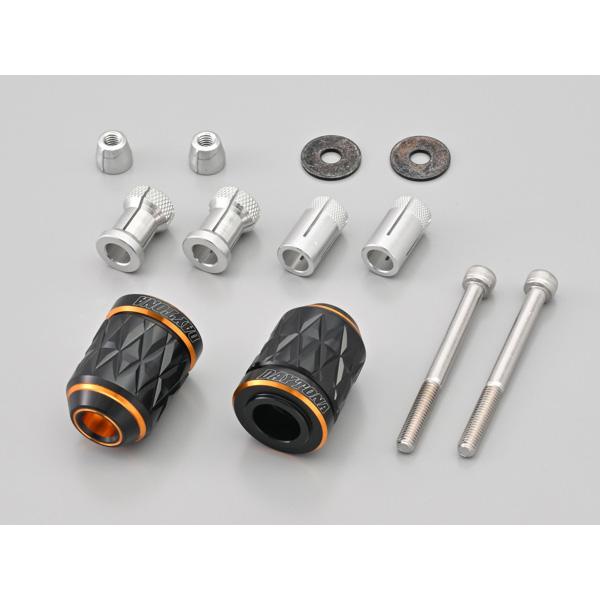 商品説明アルミの無垢素材から繊細で丁寧な加工で削り出し、2色のコントラストがきわだつデュアルアルマイトで仕上げました。カスタムの定番でもあるダイヤ形状を、工芸品「江戸切子」をモチーフに表現。一部のSUZUKI車や市販品に多い中空パイプハンド...