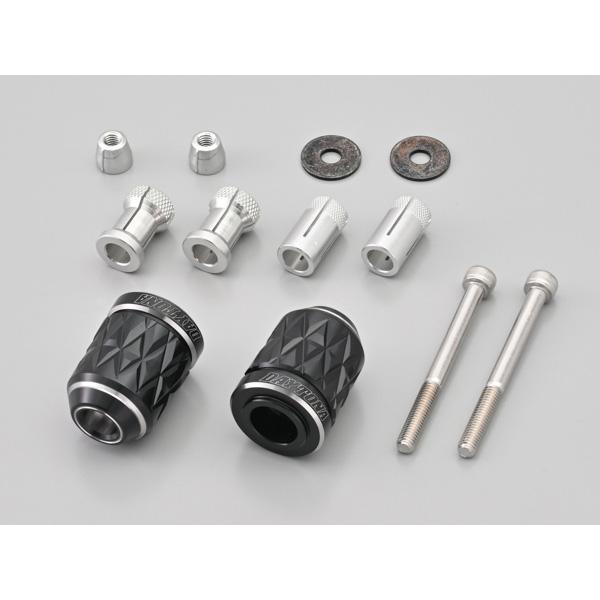 商品説明アルミの無垢素材から繊細で丁寧な加工で削り出し、2色のコントラストがきわだつデュアルアルマイトで仕上げました。カスタムの定番でもあるダイヤ形状を、工芸品「江戸切子」をモチーフに表現。一部のSUZUKI車や市販品に多い中空パイプハンド...