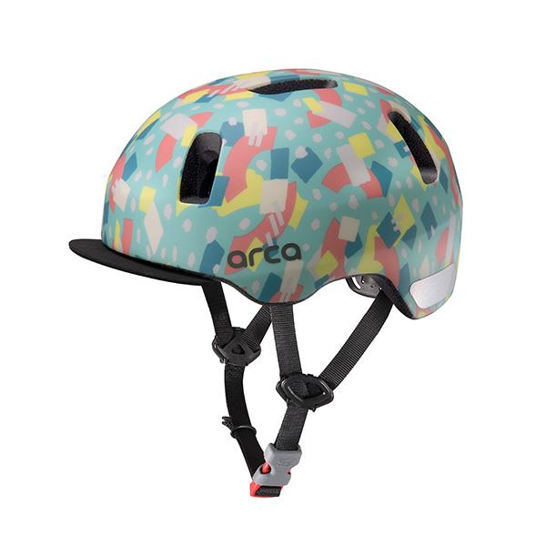 ファブリックバイザー付きオールラウンドヘルメット『ARCA(アルカ)』。ストリートスタイルを思わせるデザインとコーディネートに馴染むアースカラーで自転車の練習から普段のお出かけまで。フィットバンド：後頭部に取り付けたシリコン製バンドベルトは...