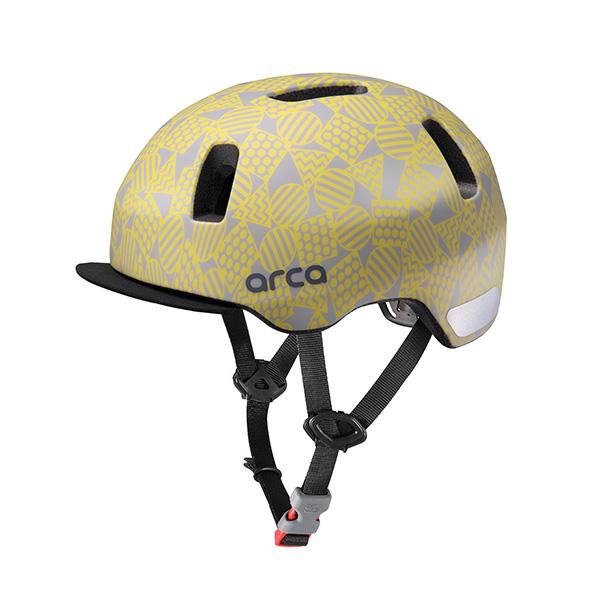 ファブリックバイザー付きオールラウンドヘルメット『ARCA(アルカ)』。ストリートスタイルを思わせるデザインとコーディネートに馴染むアースカラーで自転車の練習から普段のお出かけまで。フィットバンド：後頭部に取り付けたシリコン製バンドベルトは...