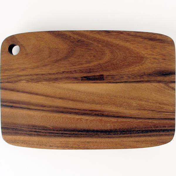 木目が美しい、モンキーポッド(アカシア)を使ったカッティングボードです。キッチンにひとつあるだけで、素敵なインテリアになりそうなカッティングボードは、厚みもあり、しっかりとし安定感があります。□商品サイズ：30.5×20.3×2.4cm□商...