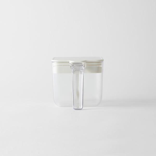 さらさらな調味料と、お気に入りの味。調味料がかたまりにくい、パッキンがついた調味料ポットです。手元のボタンを押せばフタが奥に開き、ぎゅっと閉まっていてもワンタッチで開けられます。毎日使う調味料をたっぷり入れられるワイドサイズです。■材質：ケ...