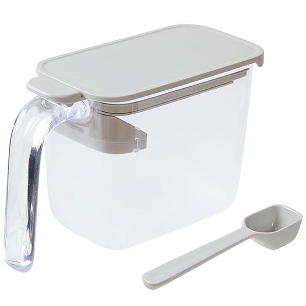 使いはじめのさらさらをずっとフタの内側にパッキンがついて空気が出入りしにくく調味料がかたまりにくい調味料ポットです。フタは手元のボタンで押し上げる仕組みになっているので、パッキンでギュっと閉まっていてもワンタッチで開けられます。持ちながらで...