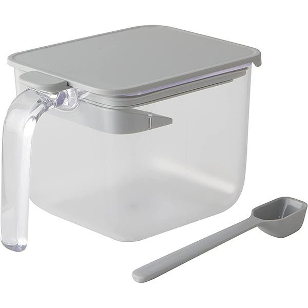 さらさらな調味料と、お気に入りの味。調味料がかたまりにくい、パッキンがついた調味料ポットです。手元のボタンを押せばフタが奥に開き、ぎゅっと閉まっていてもワンタッチで開けられます。毎日使う調味料をたっぷり入れられるワイドサイズです。■材質：ケ...