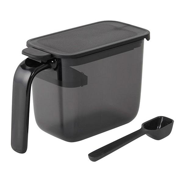 使いはじめのさらさらをずっとフタの内側にパッキンがついて空気が出入りしにくく調味料がかたまりにくい調味料ポットです。フタは手元のボタンで押し上げる仕組みになっているので、パッキンでギュっと閉まっていてもワンタッチで開けられます。持ちながらで...