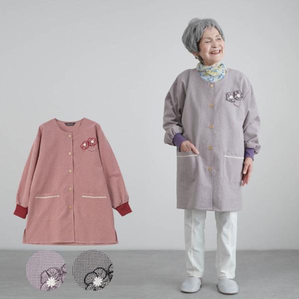 ●お花モチーフ付き ギンガムチェック 前開き スモック 割烹着● さっと羽織れて便利な前開きタイプ。サイズはM-Lのワンサイズでサイズ選びに悩む必要なくプレゼントに贈りやすい。● 胸元の花モチーフとポケット口のピコレースが、落ち着いたチェッ...