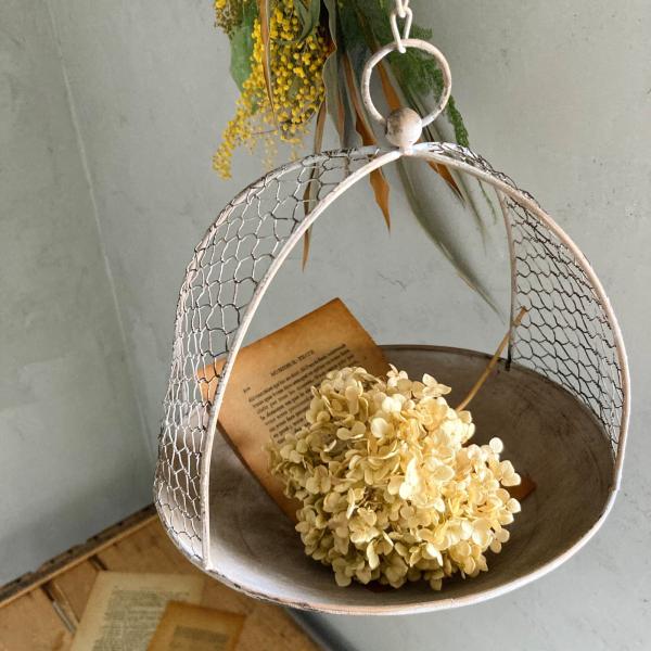 《アンティークなバードフィーダー》＊エサを入れて樹木などにハンギングしておけば小鳥がお庭へ遊びに来てくれるかもしれません♪＊楕円型のお皿のような形になっていて中に小物などが飾れます。（自立はしません。）＊ドライフラワーやエアプランツを飾った...