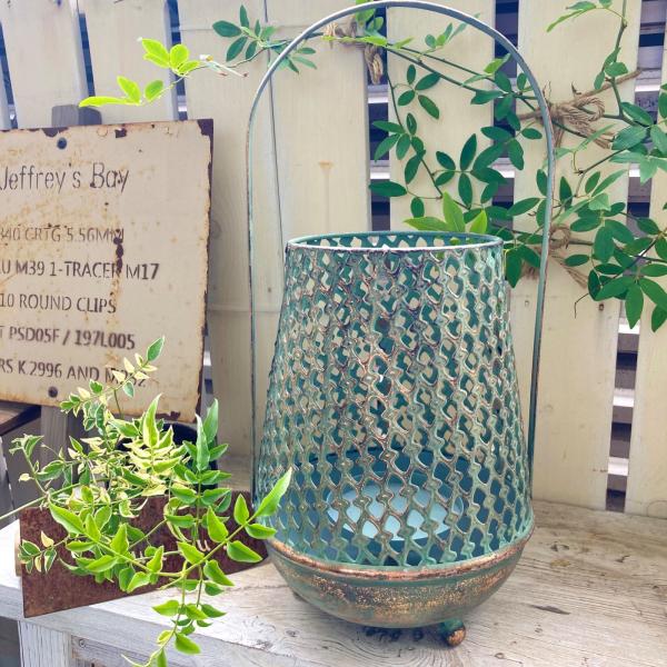 《フランスの片田舎にあるようなキャンドルスタンド》＊メッシュカバーから灯るキャンドルは優しい時間を演出してくれます。＊お部屋はもちろんお庭に置いても素敵。夜のお庭の演出に。＊中側にキャンドルスタンドが付いています。＊吊り下げる事もできます。...