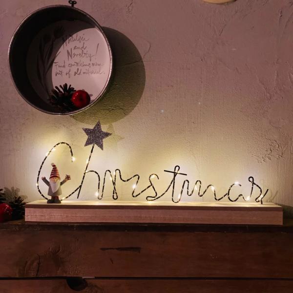 【ワイヤーで出来たサンタのクリスマスウッドスタンド】＊ワイヤーがChristmasの文字になっていてライトアップします♪ 電池：CR2032　2個（お試し電池あり。お試し電池なので、電池切れが早いです。ご用意をお願いします）　　　　　　──...