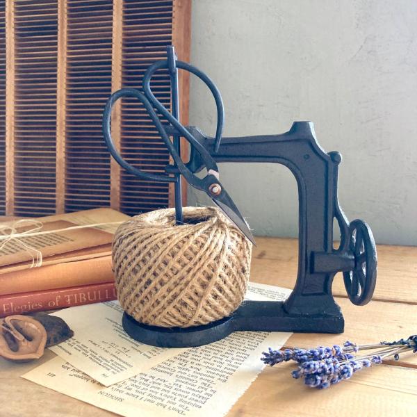 《アイアンのアンティーク風ミシンオブジェとハサミと麻ひも玉のセット》＊古いミシンのような形状が素敵です。＊麻ひもや梱包用ビニールひもなどを置いてストッカーとして◎＊ハサミはちゃんと使えるので実用性も◎＊付属の麻ひも玉は取り外し可能です。＊麻...