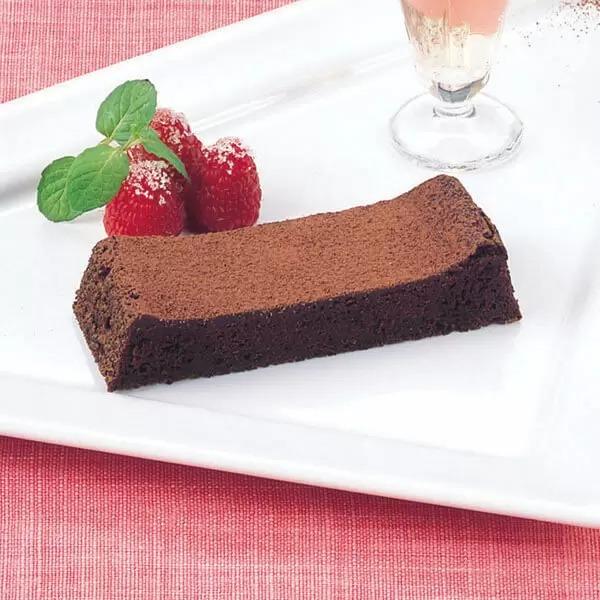生チョコを思わせるような、どっしりと濃厚な味わいのガトーショコラです。上面にはココアパウダーを振りかけました。＜アレルゲン＞小麦・卵・乳成分・大豆　【自然解凍】約1時間〜1.5時間【冷蔵庫解凍】約3時間〜4時間■内容量：1本（385g）■入...