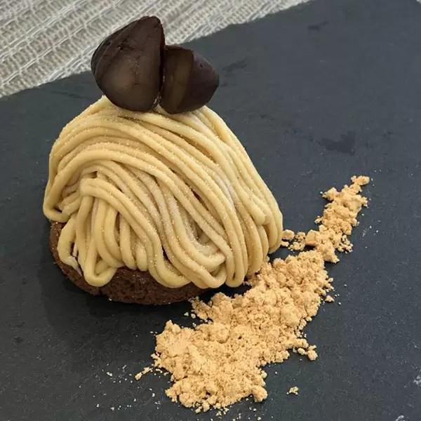 【地域限定送料無料】(※北海道・沖縄・一部離島等除く) 業務用食品ふんわりとした中心クリームを国産和栗のクリームで包んだ定番のモンブランです。＜アレルゲン＞小麦、卵、乳成分、大豆冷蔵解凍して下さい。■内容量：240g（4個入）　　■入数：1...