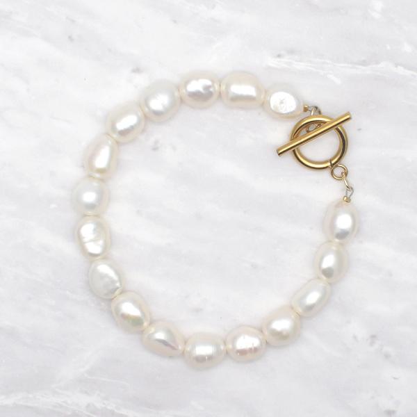 ほどよいサイズ感で、どんなコーデにも馴染む万能なバロック淡水パールのブレスレット。7.0〜8.0mmサイズのパールを使用し、手元に上品な輝きとこなれ感を添えます。ぎこちなく不揃いなフォルムが連なりながらも、不思議と調和するのは、バロックパー...