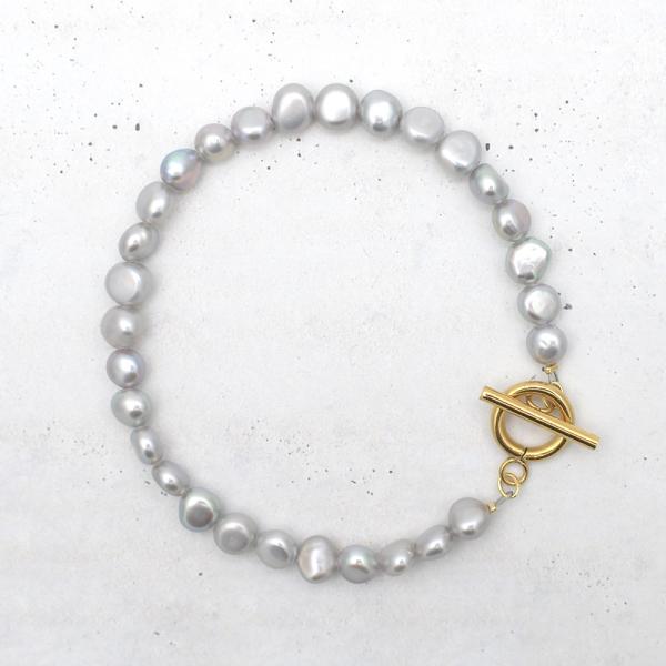 落ち着いたグレーブルーの色合いが魅力。柔らかなテリ艶を持つ天然淡水パールを贅沢に組み上げたブレスレットです。バロックパールならではの不揃いなフォルムが、自然体の魅力を引き立て、手元にこなれた雰囲気をプラス。フォーマル過ぎない程よいバランスだ...