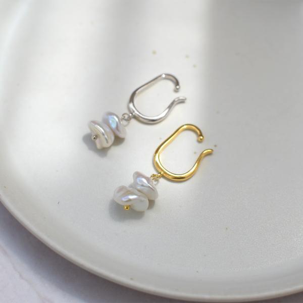 アンティークなフォルムが印象的な真鍮製イヤーカフ花びらのようなペタルパールを縦に重ねた個性的なパール使いがアクセント透明感ある上品な輝きを放ち耳元で揺れる美しさがフェミニンな印象をより一層引き立てます◇イヤーカフはこちらhttps://ww...