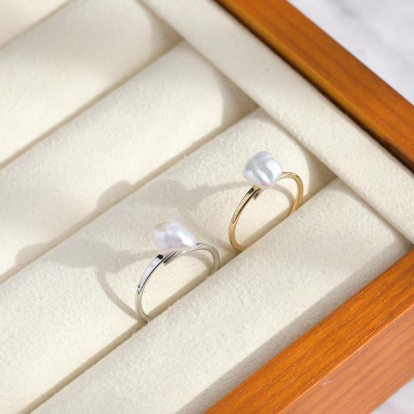 天然素材ならではの、二つとして同じものがない出会い。上質な照り艶をもつ淡水パールは、個性的で愛らしいバロックフォルム。ファッションリングでありながらも、神秘的な輝きと透明感を放つ選りすぐりの一粒をセットしました。毎日のさりげない装いに、自然...