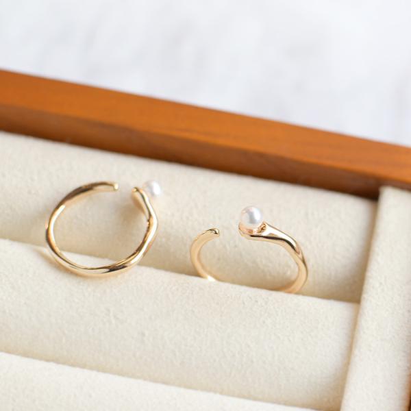 上質なあこや真珠をK14ゴールドフィルド製の柔らかな曲線リングにセット。指先に寄り添うしなやかなフォルムが、女性らしい気品と洗練を漂わせます。あこや真珠は数ある真珠の中でも、透明感と照りの美しさが際立つ存在。その中から希少なベビーサイズの珠...