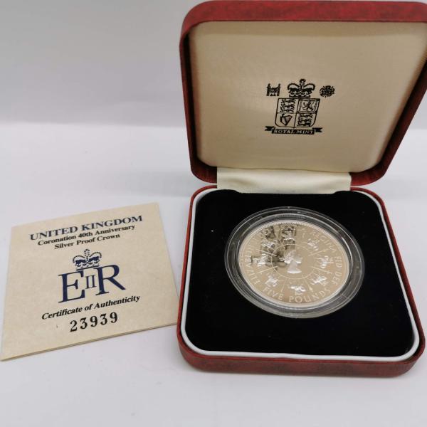 品名:UUnited Kingdom イギリス 5ポンド プルーフ銀貨 1993年 『エリザベス女王戴冠40周年記念』 収納ケース入り直径:38.61mm品位:銀925/1000量目:28.28g銀貨/金貨/アンティークコイン/外国コイン/...
