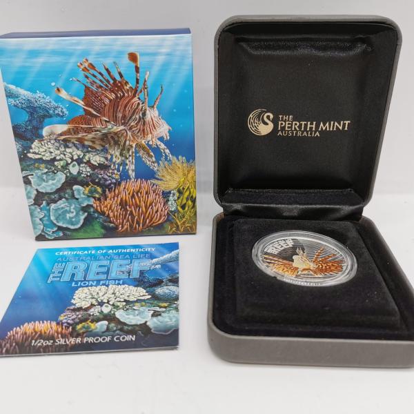 品名:AUSTRALIA オーストラリア 50セント プルーフ銀貨 2009 純銀 1/2オンス オーストラリアの海洋生物『THE REEF：ライオンフィッシュ』 パース造幣局直径:36.60mm品位:銀 99.9%量目:15.573g付属...
