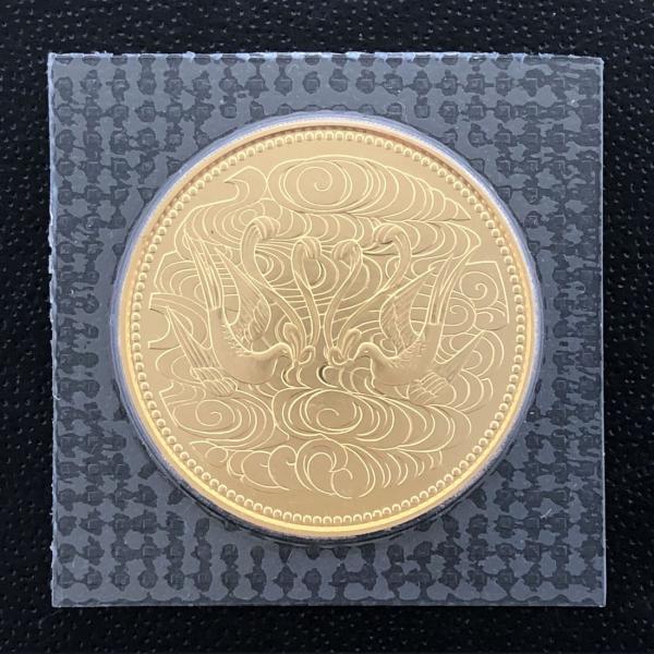 名称:天皇陛下御在位60年記念10万円金貨幣 昭和62年銘（ブリスターパック入り）発行国:日本鋳造:造幣局質量（g）:20直径（mm）:30材質:金品位（karat）:K24金貨表面デザイン:鳩と水金貨裏面デザイン:菊の御紋発行年:昭和62...