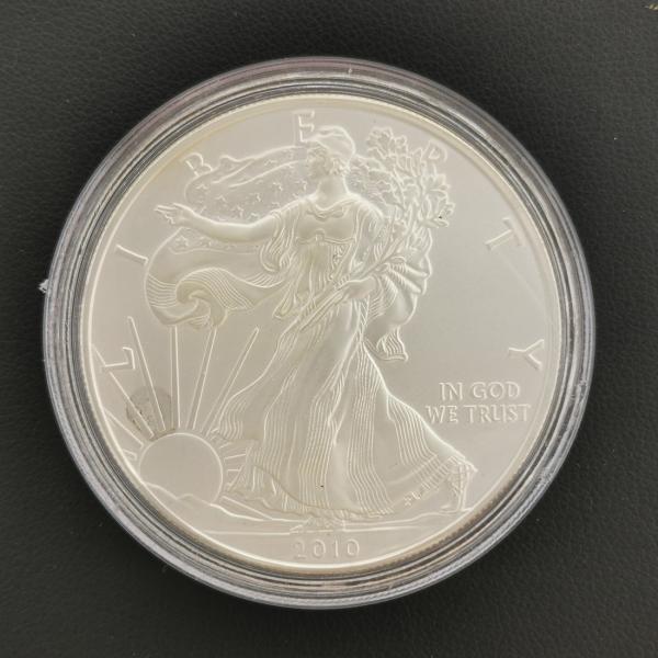 品名:アメリカ 1ドル銀貨 ランダム年 1オンス ウォーキングリバティ イーグル銀貨 純銀製 31.1g（プラケース入り）品位:銀999/1000量目:31.1g（1オンス）発行年:年号は選べません銀貨/金貨/純銀コイン/外国コイン/海外コ...