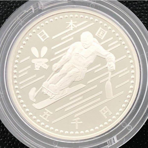 名称:長野オリンピック冬季競技大会記念 5千円プルーフ銀貨幣 平成10年銘「第3次」質量（g）:15直径（mm）:30素材:銀92.5% 銅7.5%表面:パラリンピックアルペンスキー裏面:かもしか発行年:平成10年記念硬貨/記念銀貨/記念コ...