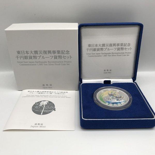 質量:31.1g直径:40.0mm品位:純銀図案:（表）大漁船と稲穂　（裏）奇跡の一本松とハト発行年:平成27年記念硬貨/記念銀貨/記念コイン/カラー銀貨/平成/1000円銀貨/造幣局/純銀1oz※商品写真は一例です。商品コインはケース未開...