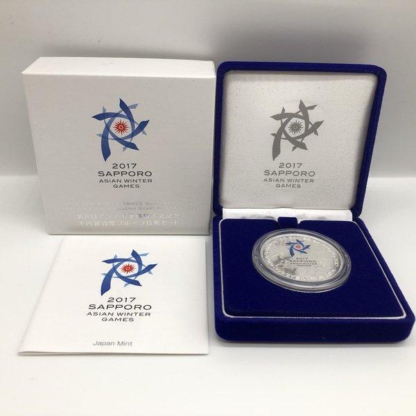 質量:31.1g直径:40.0mm品位:純銀図案:（表）スキージャンプとフィギュアスケートの選手　（裏）大会エンブレムと開催競技のピクトグラム発行年:平成29年記念硬貨/記念銀貨/記念コイン/カラー銀貨/平成/スポーツ/1000円銀貨/造幣...