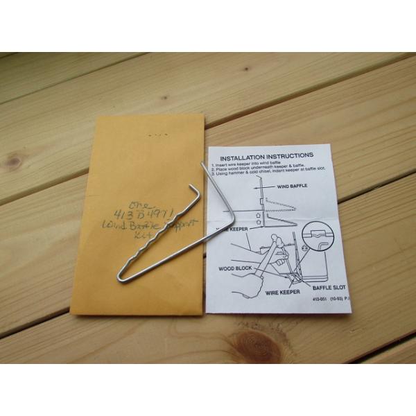 ツーバーナーストーブ用の「風防板クリップ（１個）＜413B4971＞（新品）」です。この商品は何度も出し入れをする為に変形していたり、錆でボロボロになっている場合も有ります。交換して調子を取り戻して下さい。■商品名：413H414等ツーバー...