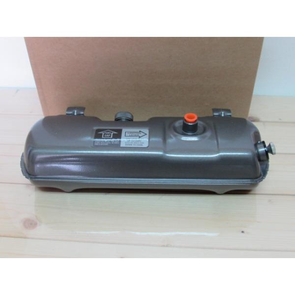 コールマンツーバーナー#414系アンレデッドモデルの「タンク一式＜414-5601＞ポンププランジャー一式（メタルキャップ）, フィラーキャップ付属（新品）」です。一般ガソリンも使えるアンレーテッド用のシルバータンクです！本体自体は「廃盤」...